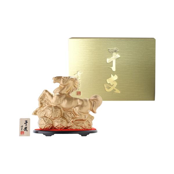 2026年は「午年」です。午（うま）は「勢い・躍進・成功」の象徴とされ、午年は物事が大きく発展する年といわれています。今年は、その午をあしらった特別な金ボトルをご用意いたしました。古来より馬は「福を運ぶ縁起の良い動物」として尊ばれ、勝負運や...