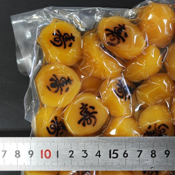 《商品説明》韓国産の栗甘露煮を風味豊かに煮上げ、寿の焼印を入れました。開封後、そのままご利用いただけます。おめでたい席の彩りにどうぞ。1袋に45粒、約760ｇ入っています。1ケースは15袋です。袋入りはパッケージが扁平で場所を取らず、輸送事...