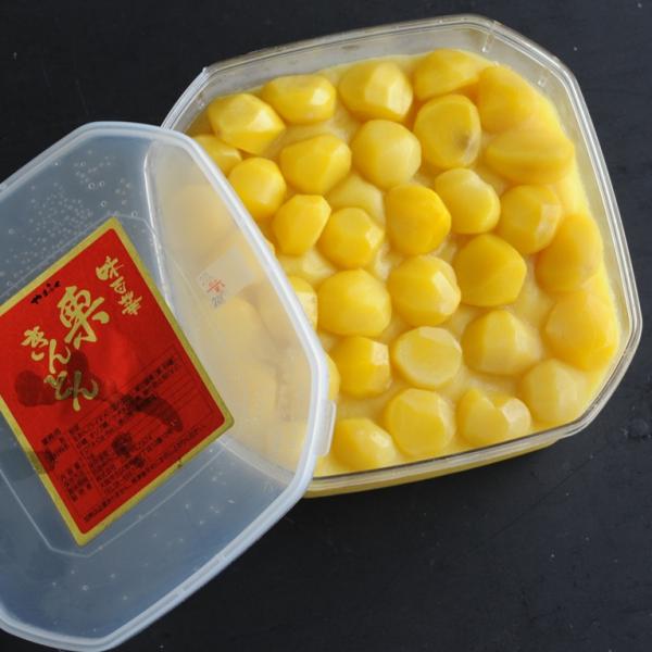 《商品説明》特上の白あんで練り上げたきんとんに甘露栗をトッピングしました。あっさりしていて優しい甘さのきんとんです。そのまま盛り付け用として、色合い鮮やかなきんとんに仕上げております。栗固形が多く入っており、見栄えもよく仕上がります。1パッ...