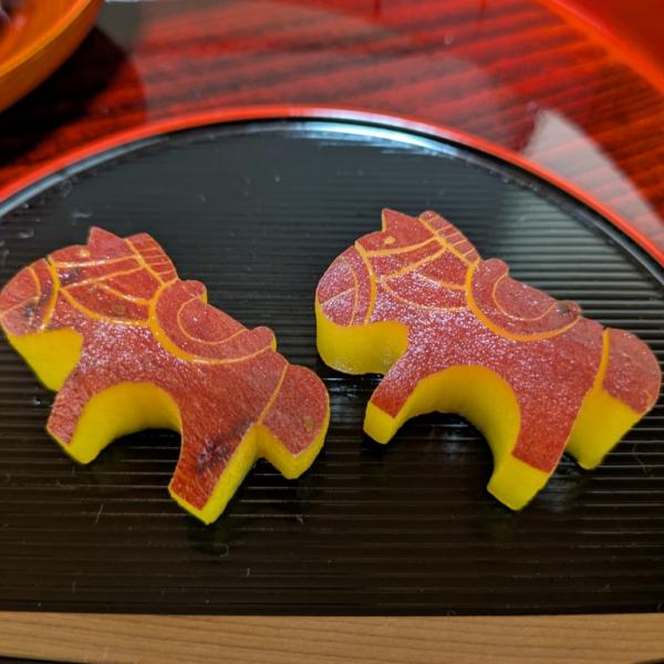 《商品説明》年一度の祝い事であるお正月料理に最適な商品です。十二支を模った演出効果のある商品です。1つサイズは、45ｘ30ｘ17mmです。1瓶に30個入ってます。1ケースは12瓶です。?※皮表面の黒い点は普通にさつま芋の皮にある物です。又、...