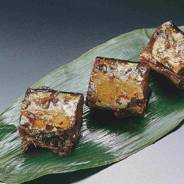 《商品説明》一口サイズにカットしてあります。弁当、給食等にすぐそのまま使えます。魚の臭みがなく骨ごとやわらかくお召し上がりいただけます。化学調味料・保存料・着色料は不使用。１切れサイズは縦25mm 横30mm 高さ20mmです。1袋に50切...