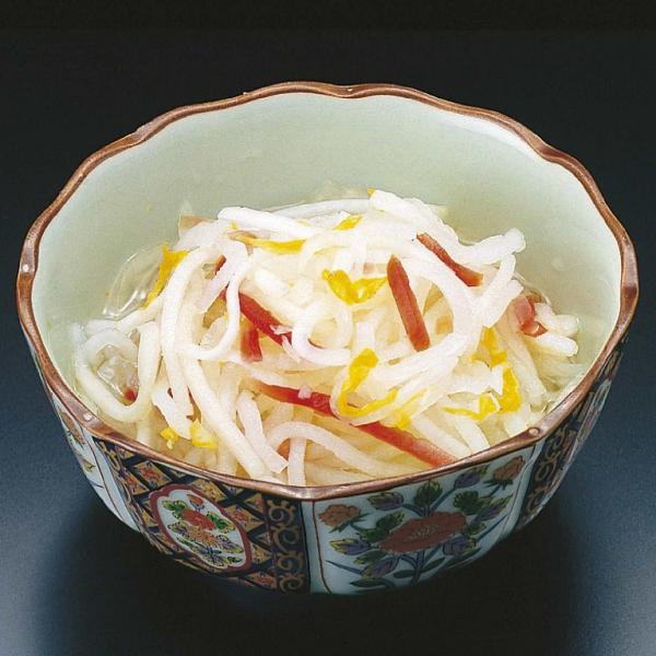 《商品説明》金時人参の赤と大根の白、ゆず・菊の花がほどよくブレンドされた色鮮やかな美味しい商品です。京人参を入れているため目立ち、高級感がある酢物です。《生（原）産地》日本《加工地》愛知県《保存方法》冷蔵《賞味期限》製造より60日（都度仕入...