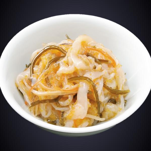 《商品説明》生の帆立ひもを松前漬にしました。数の子が入った高級品です。解凍後、そのままお召し上がりいただけます。1袋に1kg入っています。1ケースは12袋です。《納期》5日以内に出荷（年末年始などを除く）《生（原）産地》北海道《加工地》日本...