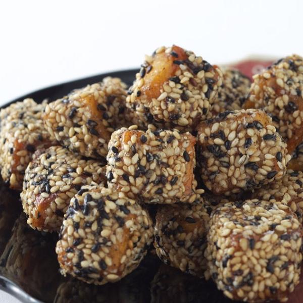 《商品説明》紅はるか芋を使用し弊社独自の製法で飴を絡ませ胡麻をまぶしました。食べやすい２ｃｍ角になっております。1個サイズは縦20ｘ横20ｘ高20mmです。1箱は5袋、1ケースは2箱（10袋）です。《生（原）産地》日本《加工地》徳島県《保存...