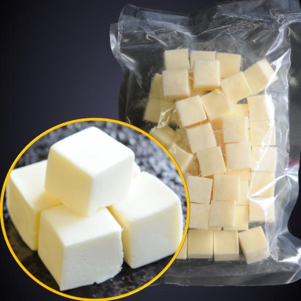 《商品説明》レアチーズケーキのような優しい甘さとなめらかな食感。豆乳を使うことでまろやかさとコクを加えました。元製品より濃厚に仕上げ、価値を高めました。また、ノーカット品は包丁にくっつき易いという意見があり、カット済で製品化しました。（試食...