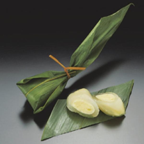 《商品説明》濃厚なカスタードクリームを葛生地で包みました。笹の香りが美味しさを更に引き立てます。?従来一般的に使用されている「すげ」ではなく、ポリタイで笹を止めました。?金属ではなく「ＰＰ(ポリプロピレン)」仕様の為、金属探知機検査にも対応...