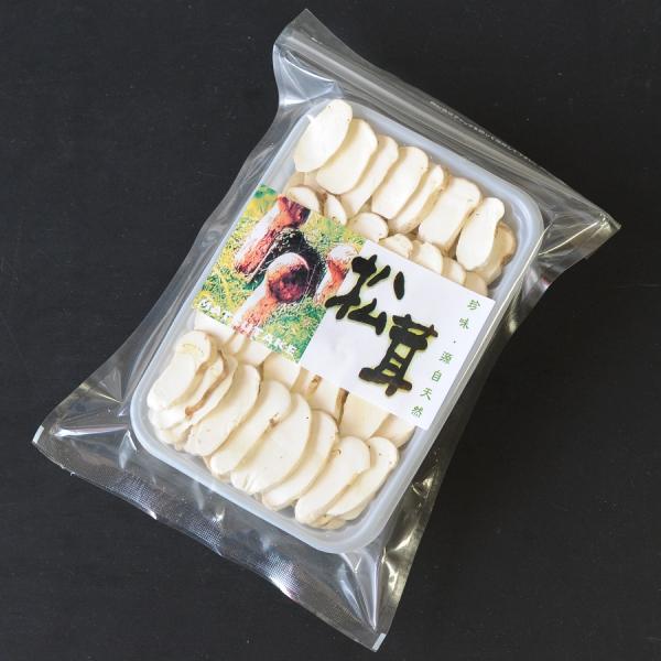 《商品説明》100％無添加無着色の厳選された生鮮松茸をフリーズドライに仕上げました。生に近い食感と風味を堪能でき、松茸特有の風味をそのまま残しております。ホール品を取り扱うより手間が省けます。1枚サイズは約3〜5cm。1パックに30ｇ、約9...