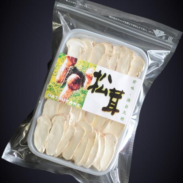 《商品説明》100％無添加無着色の厳選された生鮮松茸をフリーズドライに仕上げました。生に近い食感と風味を堪能でき、松茸特有の風味をそのまま残しております。ホール品を取り扱うより手間が省けます。1枚サイズは約5〜7cm。A1はサイズが大きめな...