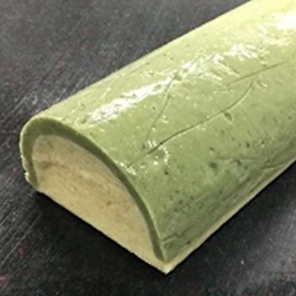 《商品説明》ウニのペーストを練りこんだテリーヌベースを、ホウレンソウを使用した緑のすり身シートで覆いました。緑色の映えるテリーヌです。冷蔵庫解凍後、切り出してお召し上がりください。オードブル、おせちに最適です。1本サイズは300ｘ55ｘ35...