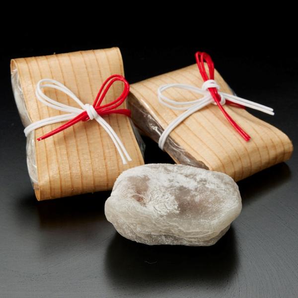 《商品説明》国産米を使った羽二重餅に小倉餡を包あんしました。とても柔らかく一口に食べられるサイズに仕上げてあります。外側の包装も機械では不可能なので、全て職人の手作業で仕上げてあります。1個サイズは45ｘ35ｘ17ｍｍ、20ｇです。1ボール...