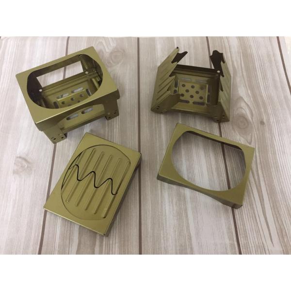 固形燃料を使用する簡易なコンロです。固形燃料は100均やホームセンターで安く手に入ります。コッヘルなどを乗せて料理ができる!!コンパクトに折りたためる!中心に小型の燃料を置いてコッヘルなどを乗せて料理ができる!!2段階調節可能!!乗せる鍋な...