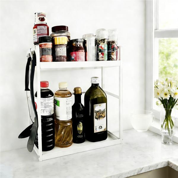コンロ周りをスッキリ片付け！　調味料や調理器具などのごちゃつきやすい小物をまとめて収納できる2段コンロ収納ラック。置くだけで作業スペースを確保しながらスッキリと片付けられます。コンロ奥、コンロ脇や横の隙間などシンク上のデットスペースを有効活...
