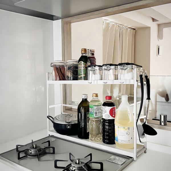 コンロ周りをスッキリ片付け！　調味料や調理器具などのごちゃつきやすい小物をまとめて収納できる2段コンロ収納ラック。置くだけで作業スペースを確保しながらスッキリと片付けられます。コンロ奥、コンロ脇や横の隙間などシンク上のデットスペースを有効活...