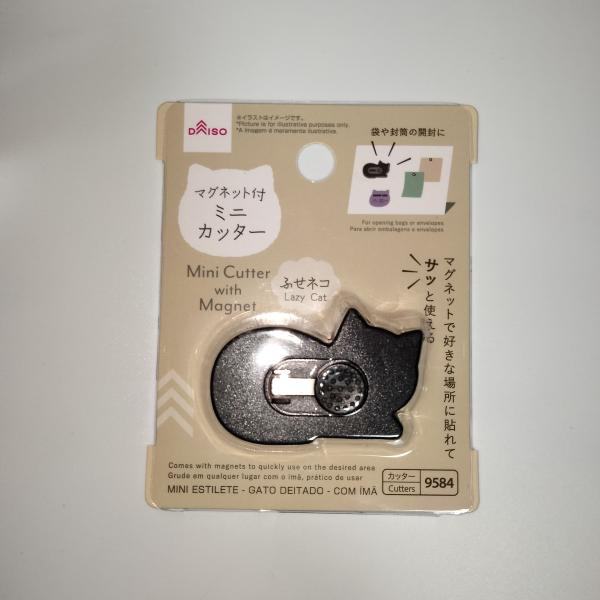 Daiso ダイソー マグネット付 ミニカッター 黒＜材質＞・本体 ： ABS樹脂、磁石・刃部 ： スチール※販売手数料・配送料等含むため、一般価格より割高となっております。　ご理解・ご了承いただいたうえでご購入お願いいたします。