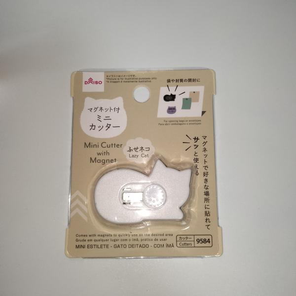 Daiso ダイソー マグネット付 ミニカッター 白＜材質＞・本体 ： ABS樹脂、磁石・刃部 ： スチール※販売手数料・配送料等含むため、一般価格より割高となっております。　ご理解・ご了承いただいたうえでご購入お願いいたします。