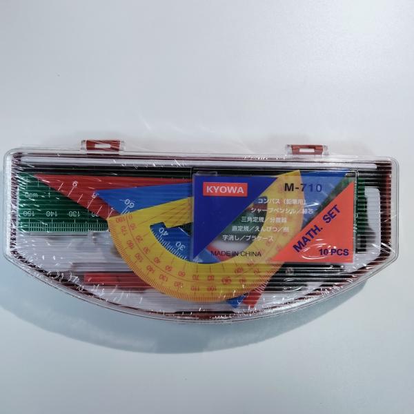 商品名：サンスウセット（MATH. SET）M-710セット内容（10点）● 直線定規● 三角定規● 分度器● コンパス● えんぴつ● 字消し（消しゴム）● 鉛筆削り● シャープペンシル● 替芯● プラケース対象年齢小学3年生以上