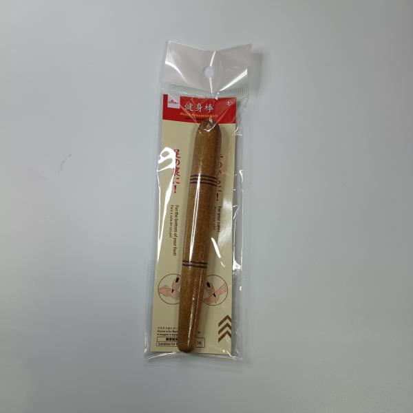 足裏や手のひらのケアに使える、**木製の健身棒（マッサージスティック）**です。握りやすい形状で、足の裏・手のひら・気になる部分をご自身の力加減で押したり転がしたりしてお使いいただけます。シンプルな木製タイプなので、ご自宅でのリラックスタイ...