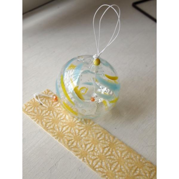 甲山ガラス工房、河村真理さんのエレガントな風鈴。吊元のビーズや透かしのあるパステルカラーの和紙を使った短冊、吊り紐の色などどれもセンス良くデザインされていて、とっても素敵です。＊丸型銀箔入りブルー&amp;イエロー　ちりばめられた銀箔がキラ...