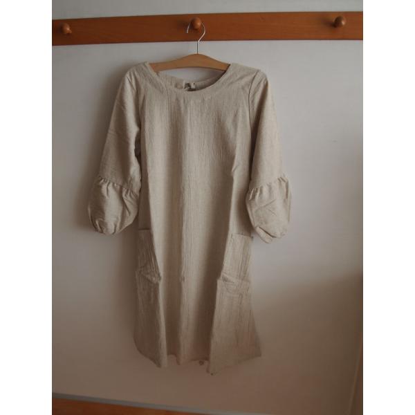 しっかりしたコットンリネンに洗いをかけて独特の風合いを持たせた、おしゃれな割烹着サイドにボタンで付け外しできる紐があり、そのままふわっと着たり後ろで結んで細身に着たりできます。お袖は切り替えギャザーがあり、チュニック丈でアウターライクなデザ...