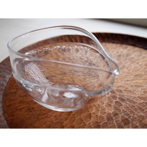 ガラス工房eze、梶原恵理子さんの作品です。吹きガラスならではの揺らぎのあるフォルムが美しい片口。「バブルリング」と名付けられた、細やかな気泡が連なるシリーズは梶原さんが永く作り続けているもの。控えめでいて、上品なデザインです。冷酒片口とし...