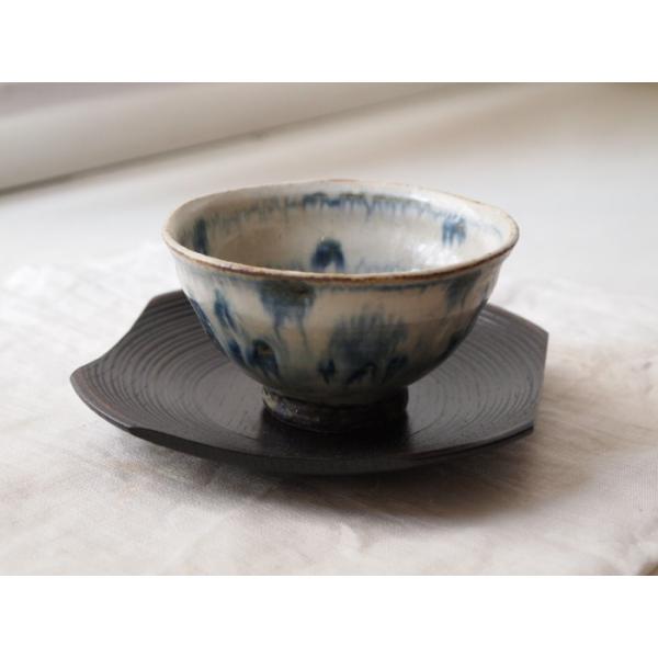 呉須を滲ませた安南をベースに和のテイストをミックスした汲み出し碗。カーキっぽいグレーの釉薬に、リズミカルな筆使いで呉須を点々と置いて滲ませています。上から見ると花型のようにも見えます。そして見込みにも可愛らしいワンポイントがあり、くすぐられ...