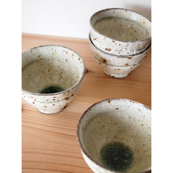 弓立窯、山本一仁さんのワイルドなフリーカップ鉄粉の茶色い点々がところどころに表れ細かな貫入が全体に入ったま、るで石のようなゴツい表情。土モノならではの魅力です。全体に薄い緑の透明釉がかかっており、見込みにはビードロの溜りがあります。高台にか...