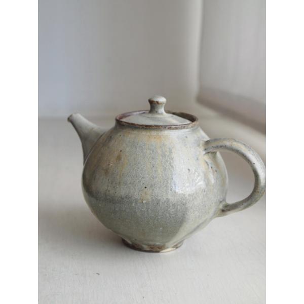 益子の田尾明子さんのポットぽってりとしたおおらかなフォルムは手にしてまず両手で包み込みたくなります。粉引は化粧泥の濃淡が様々な表情を見せて実に味わい深いです。深い藍釉は和洋どちらにも。濃茶は釉の流れが美しく、伝統的な益子焼の雰囲気を感じさせ...