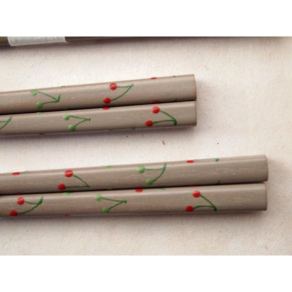 1膳1膳手描きされたかわいい漆のお箸です。こんなにかわいいのにやはり漆ならではの上品さ、風格が感じられて本物の良さが伝わってきます。魚には小さな目も描かれていて、ホントに細かい筆使いで銀色の魚が描かれています。サクランボは実の色が赤と緑の2...