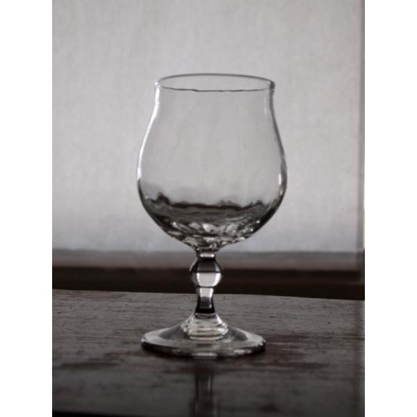 岩手県遠野市のcotton　glass工房さんの吹きガラスのワイングラス。ぷっくりと空気をはらんだおおらかでシンプルなデザインで、ワインはもちろんジュース、アイスコーヒー、ビールでも。グラスの底部分を型に当てて作るモールが美しい影を作ります...