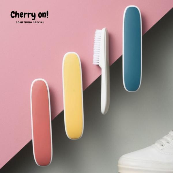 グレー、ネイビー、レッド、イエローの４色展開！おしゃれなシューズブラシです。丸みを帯びたコロンとシルエットがおしゃれ。お部屋のインテリアに馴染みやすいカラーバリエーションとデザインで、生活感のあるアイテムだけどなんだか見せたくなるおしゃれさ...