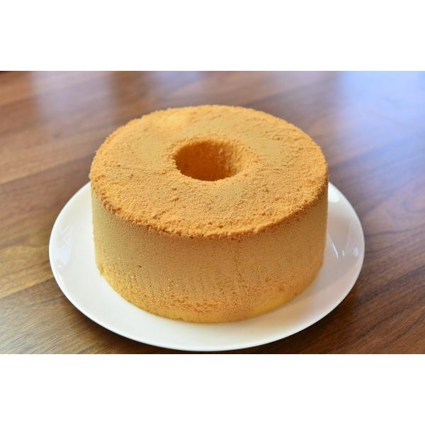 オーブンを使わずに焼き上げた北海道No.1の米粉100％のシフォンケーキ。赤ちゃんの肌のような繊細な柔らかさとふわふわな手触りで、きめが細かくしっとりした食感が特徴です。余計なものが一切入っていない甘さ控えめのやさしい味です。●直径13cm...