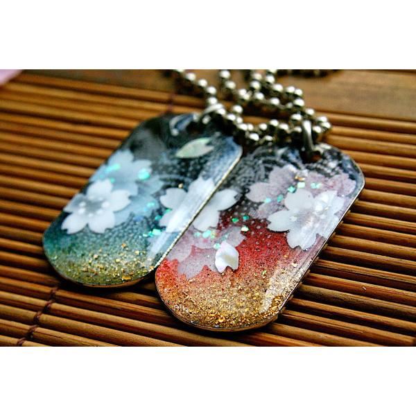 【伝統技法が息づく、世界にたった一つの贈り物を】熟練の職人が一点一点、手描きエアブラシで染め上げる繊細なグラデーション。さらに、艶やかなUVレジンを幾重にも重ねることで、奥行きのある「和」の美しさを閉じ込めました。大量生産品にはない、手仕事...