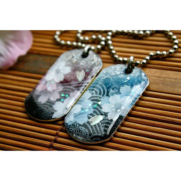 【伝統技法が息づく、世界にたった一つの贈り物を】熟練の職人が一点一点、手描きエアブラシで染め上げる繊細なグラデーション。さらに、艶やかなUVレジンを幾重にも重ねることで、奥行きのある「和」の美しさを閉じ込めました。大量生産品にはない、手仕事...