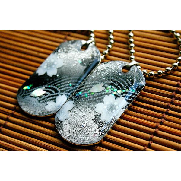 【伝統技法が息づく、世界にたった一つの贈り物を】熟練の職人が一点一点、手描きエアブラシで染め上げる繊細なグラデーション。さらに、艶やかなUVレジンを幾重にも重ねることで、奥行きのある「和」の美しさを閉じ込めました。大量生産品にはない、手仕事...