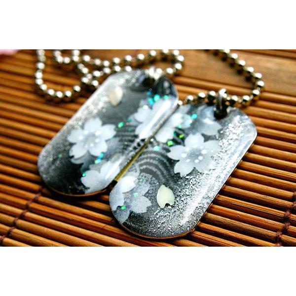 【伝統技法が息づく、世界にたった一つの贈り物を】熟練の職人が一点一点、手描きエアブラシで染め上げる繊細なグラデーション。さらに、艶やかなUVレジンを幾重にも重ねることで、奥行きのある「和」の美しさを閉じ込めました。大量生産品にはない、手仕事...