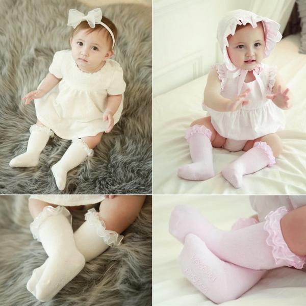 フリル付きの可愛いベビーハイソックス。優しいお色の上品な靴下は、お食い初め、お誕生日、初節句など、イベントにも大活躍！発表会、結婚式、卒園式などセレモニースタイルにもぴったりかわいい靴下はプレゼントにも好評です！【サイズ】S 12cm: 長...