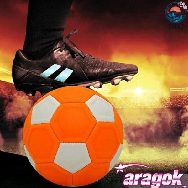 カーブが良くかかるサッカーボールですこのボールを使えばあの元代表で世界的フリーキッカー並みのカーブボールが蹴れるかもゴムのような弾む素材＆カーブがよくかかるのでゴールキーパーの練習にも最適オレンジ×ホワイトで特徴的なデザイン遊びにも練習にも...
