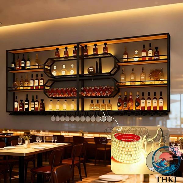 ? 【エレガントな LED ライト搭載】この壁掛けワインラックは、内蔵 LED ライトを備えた吊り下げ ワイン棚です。卓上型のワインラックと比べ、LED ライト付きのフローティングデザインがディスプレイを際立たせ、魅力的なバーエリアを演出し...