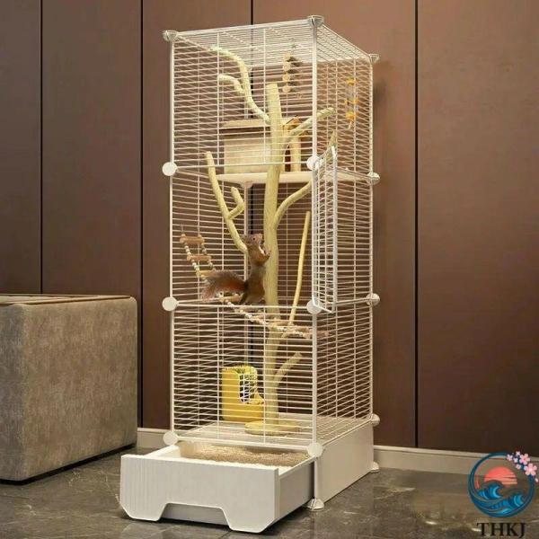 高さが魅力の小動物用ケージ。十分なケージ高で登ったり降りたり上下運動が好きなリスやフクロモモンガなど小動物の飼育に。 引き出し底トレイがお手入れ楽々。深さ13cmあるの引き出しトレーがついているのでフンが飛び散らなく、外漏れもなく、お掃除が...