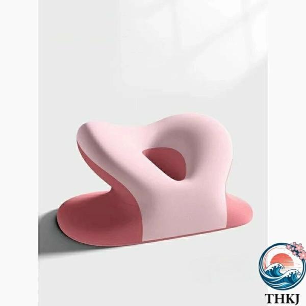 製品説明：このオフィス用お昼寝枕は、高品質の低反発フォームを使用し、大人と学生向けに特別に設計されています。仕事や勉強の合間の休憩に最適です。オフィス、学校、自宅など、どこでもこのうつ伏せ寝枕は疲労を効果的に軽減し、短時間のお昼寝中に快適で...