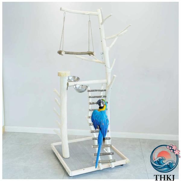 ? 大型オウムスタンド：製品サイズは150×60×60cmで、様々なサイズのオウムに適しています。例えば、大型コンゴウインコ、ヨウム、小型セキセイインコ、ラブバードなどです。? お手入れと移動が簡単：底部の木製シャーシは片側から開閉できるの...