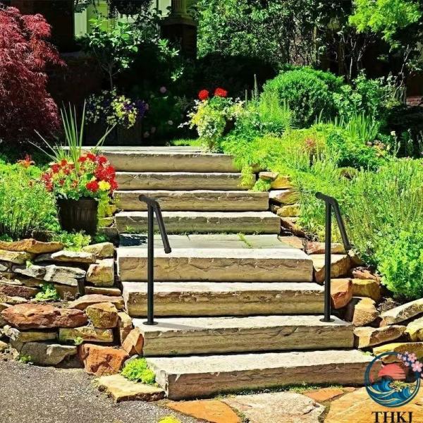 【丈夫な手すり】: 手すりはスタイリッシュなマットブラックの錬鉄と鋼鉄亜鉛メッキパイプで作られています。高温スプレー塗装技術で設計されており、耐久性と防錆性に優れた高品質のフランジ取り付けベースです。各ブラケットは150KGをサポートします...