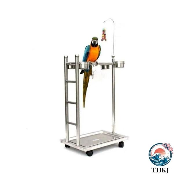 【ステンレス鋼製】：頑丈なステンレス鋼製で、耐久性があり、くちばしが強いインコでも噛まれる心配がありません。【お手入れが簡単】：取り外せるトレーとエサ入れ、床を衛生的に保ち、お手入れも簡単です。【フックとキャスター付き】：フックにはおもちゃ...