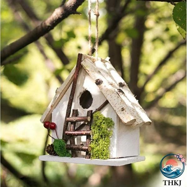 【耐久で魅力的なデザイン】この屋外用鳥の巣は、堅実な木材で作られており、自然で温かみのある感触を提供します。観察と鑑賞を容易にし、小鳥用ネストの優雅なデザインが屋外空間にエレガンスを添えます。【多目的で安全な取り付け方法】この鳥の巣は、木に...