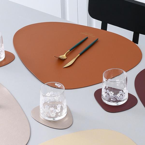お手入れも簡単上品なPUレザーランチョンマット貝殻の形のオシャレマット。片面に小さなプリントロゴ入りで両面どちらでも使用可。気軽に毎日のランチやディナー時におしゃれに演出。防水防汚仕様でサッと拭くだけでいつも清潔に保てます。 重量  １４５...