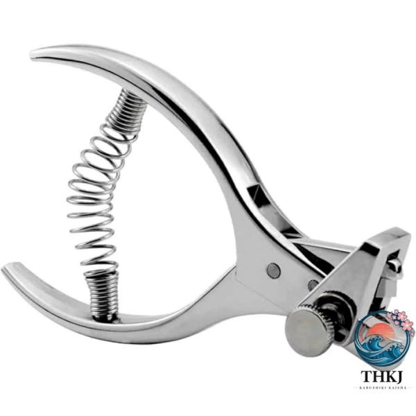 【V字型カットタイプ レプリカ切符鋏】【サイズ】約10.5cm 持ち手幅7cm 【カット】形：V型　　幅：9mm×2mm【普段使いにも】切符鋏だけでなく、厚紙や食品袋のノッチパンチャーとしてもお使いいただけます。真空包装袋破りプライヤー リ...