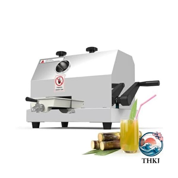 ? 【高効率】サトウキビジューサーマシンは3つのスチールローラーを備え、複数のギアで駆動され、さらに8つの歯が互いに助け合い、1時間あたり100kg / 220ポンドのジュースを生産します。簡単な操作と楽な搾りに最適で、ホテル、ショップ、学...