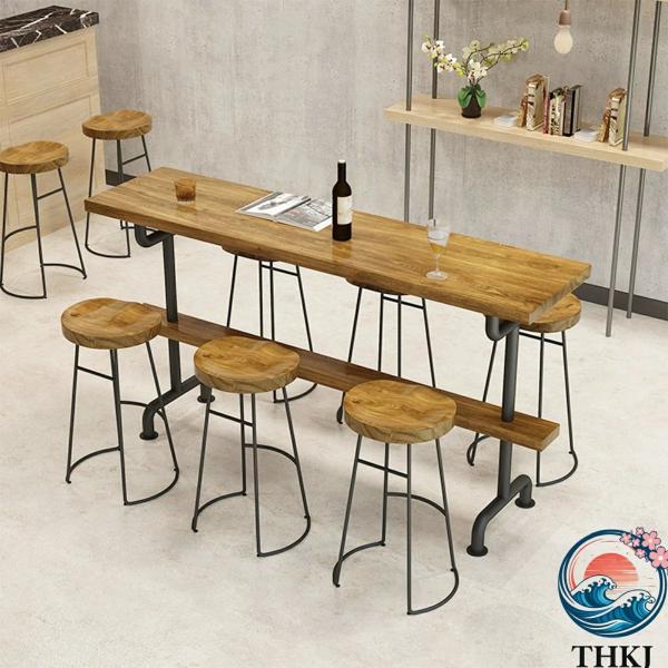 色:One Color? レトロなコーヒー バー テーブル デザイン: このバー テーブルは松材で作られており、継ぎ目のない水平方向の全板接合デザインと、自然で一貫した質感を備えています。無垢材は密度が高く安定しており、塗装面は滑らかで均一...