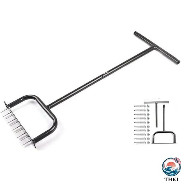 【優れた機能性】スパイクエアレーションによって、空気、水、肥料が根に届くように土壌とスパイクエアレーションを緩め、種まきの準備をします。排水機能により、草地が厚く丈夫になります。【完璧なデザイン】サイズ834*324mm,T字型ハンドルとフ...