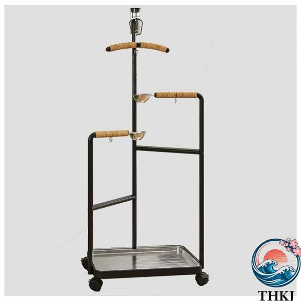 ? 大型オウムスタンド：製品サイズは65×43×150cmで、様々なサイズのオウムに適しています。例えば、大型コンゴウインコ、ヨウム、小型セキセイインコ、ラブバードなどです。? お手入れと移動が簡単：取り外し可能で奥行きのあるステンレス製シ...